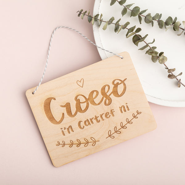 Wooden Hanging Sign - Croeso / Welcome – Draenog
